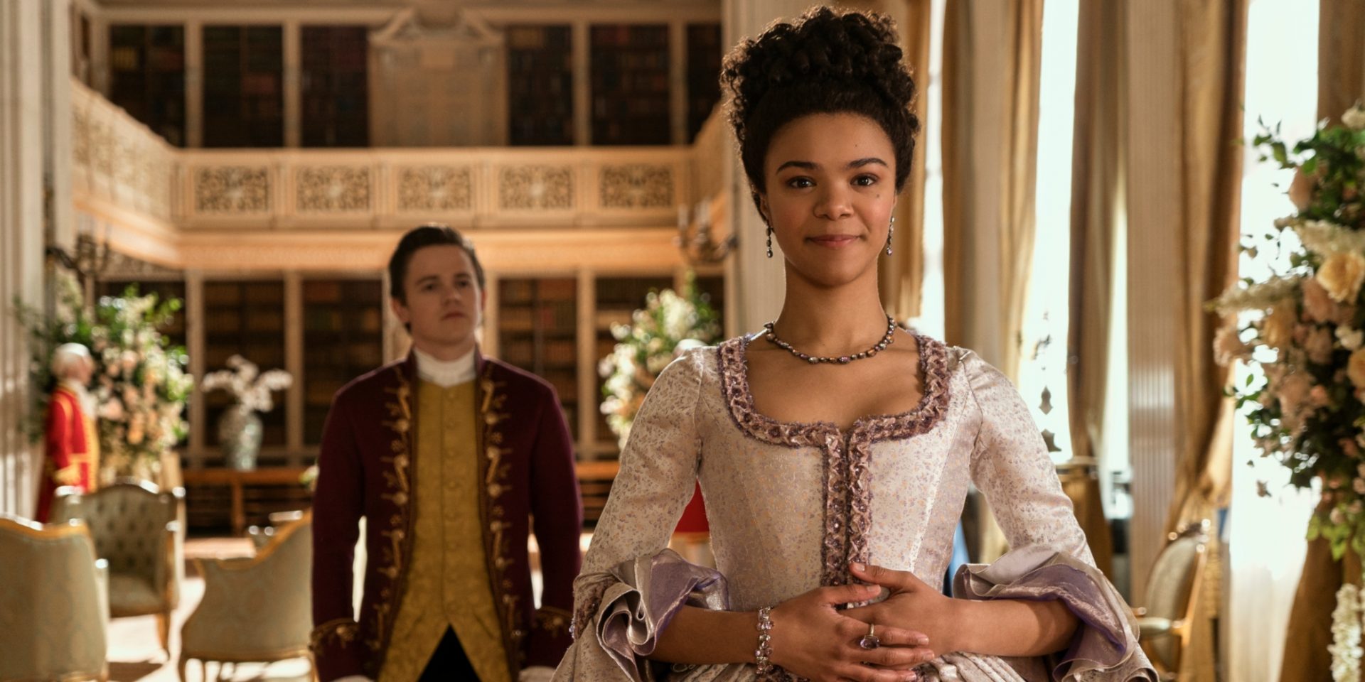 Królowa Charlotta - kostiumy pełne ukrytych detali. Na co zwrócić uwagę?