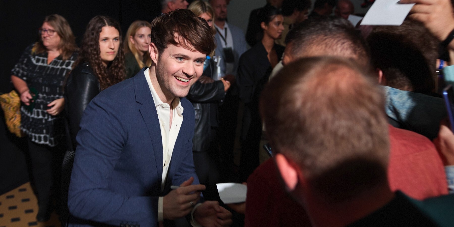 Wiedźmin - Joey Batey wychwala polski zespół. Nagrał z nimi utwór do 3 ...